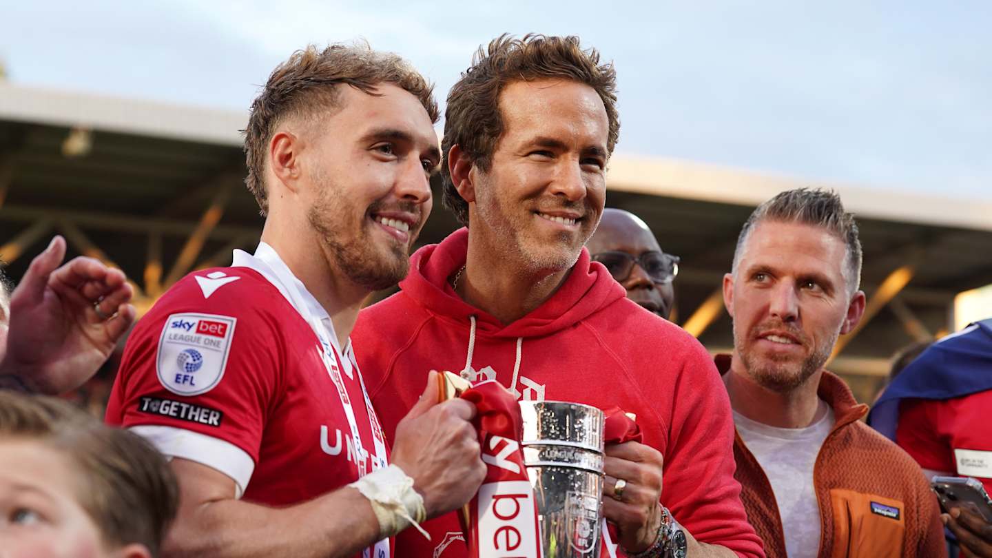 Ryan Reynolds célèbre la montée historique de Wrexham en Championship - JustFootball : Toute l ...